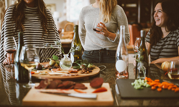 Urbanidad en la mesa: sé impecable como anfitrión o invitado | Condislife