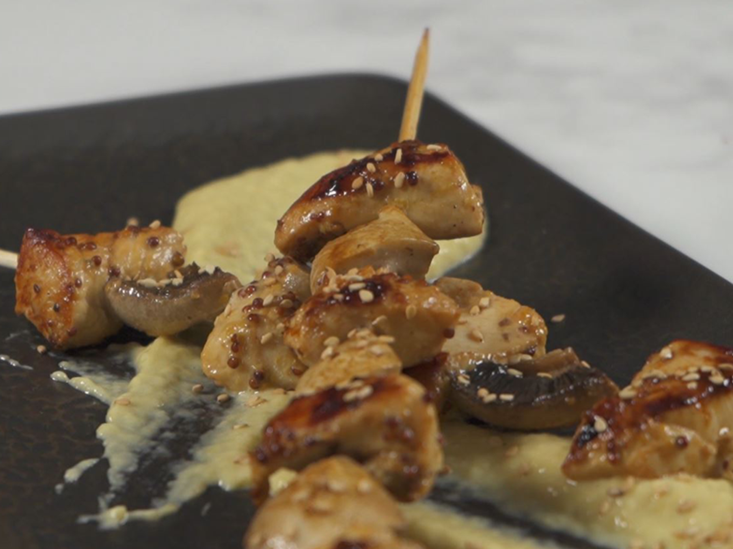 Receta Paso a paso: Brocheta de pollo con salsa de puerros y mostaza ...